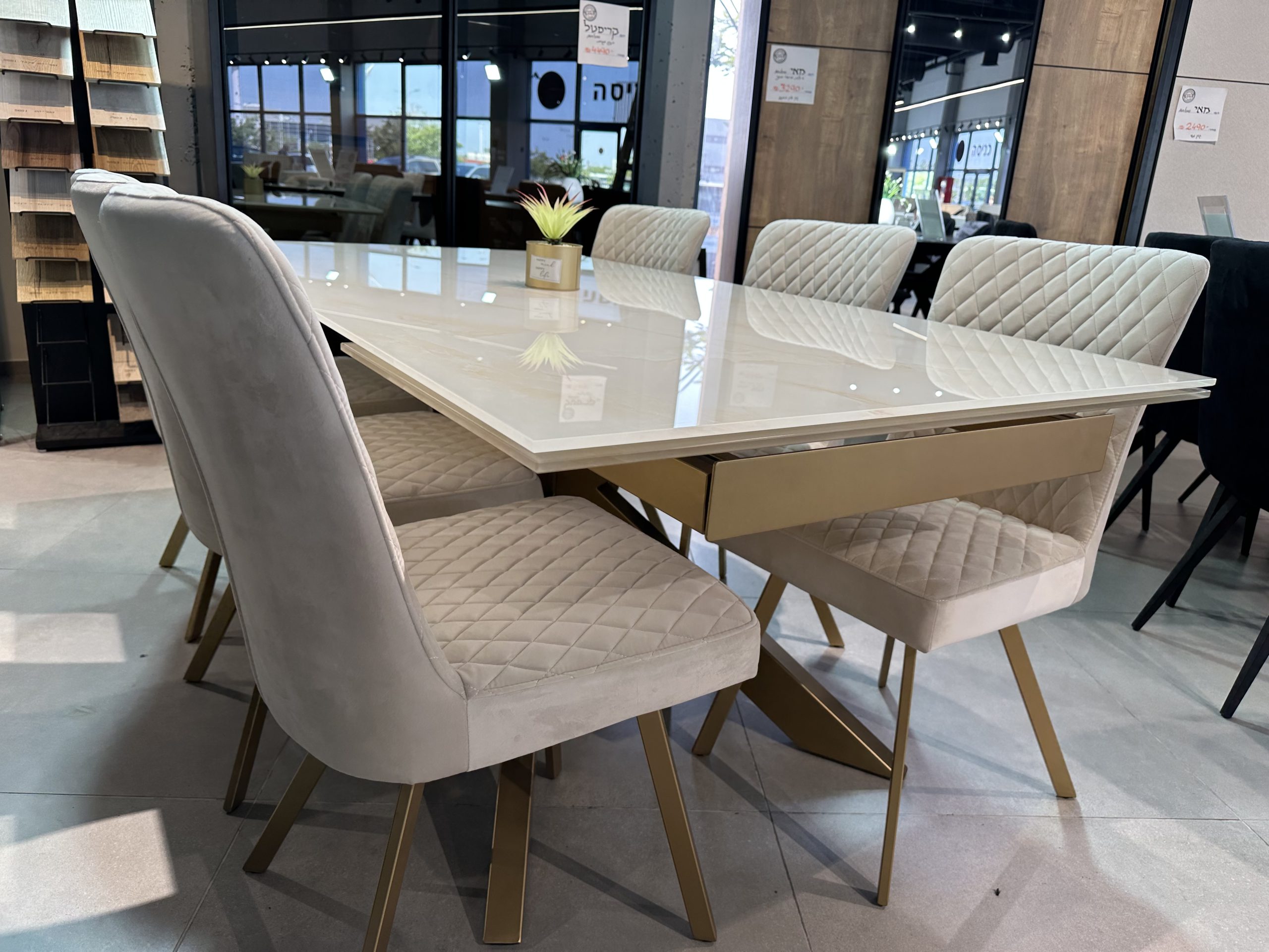 Table modèle 'Arbel' - Crème - Le Mobilier de la Ville