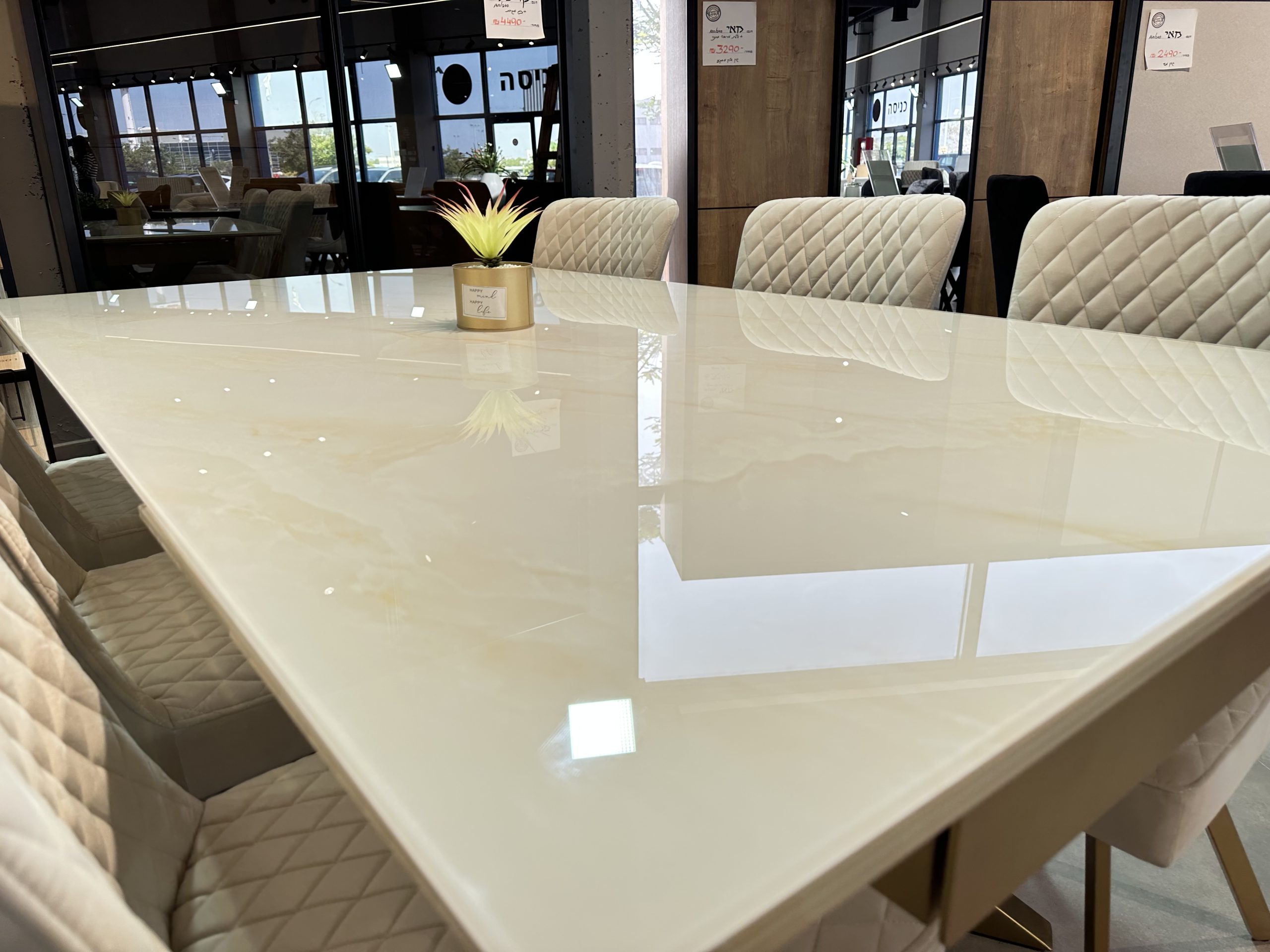 Table modèle 'Arbel' - Crème - Le Mobilier de la Ville