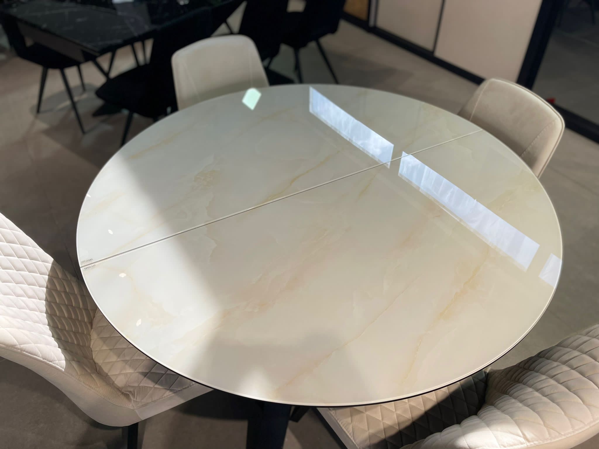 Table modèle 'Diamond' crème - Le Mobilier de la Ville