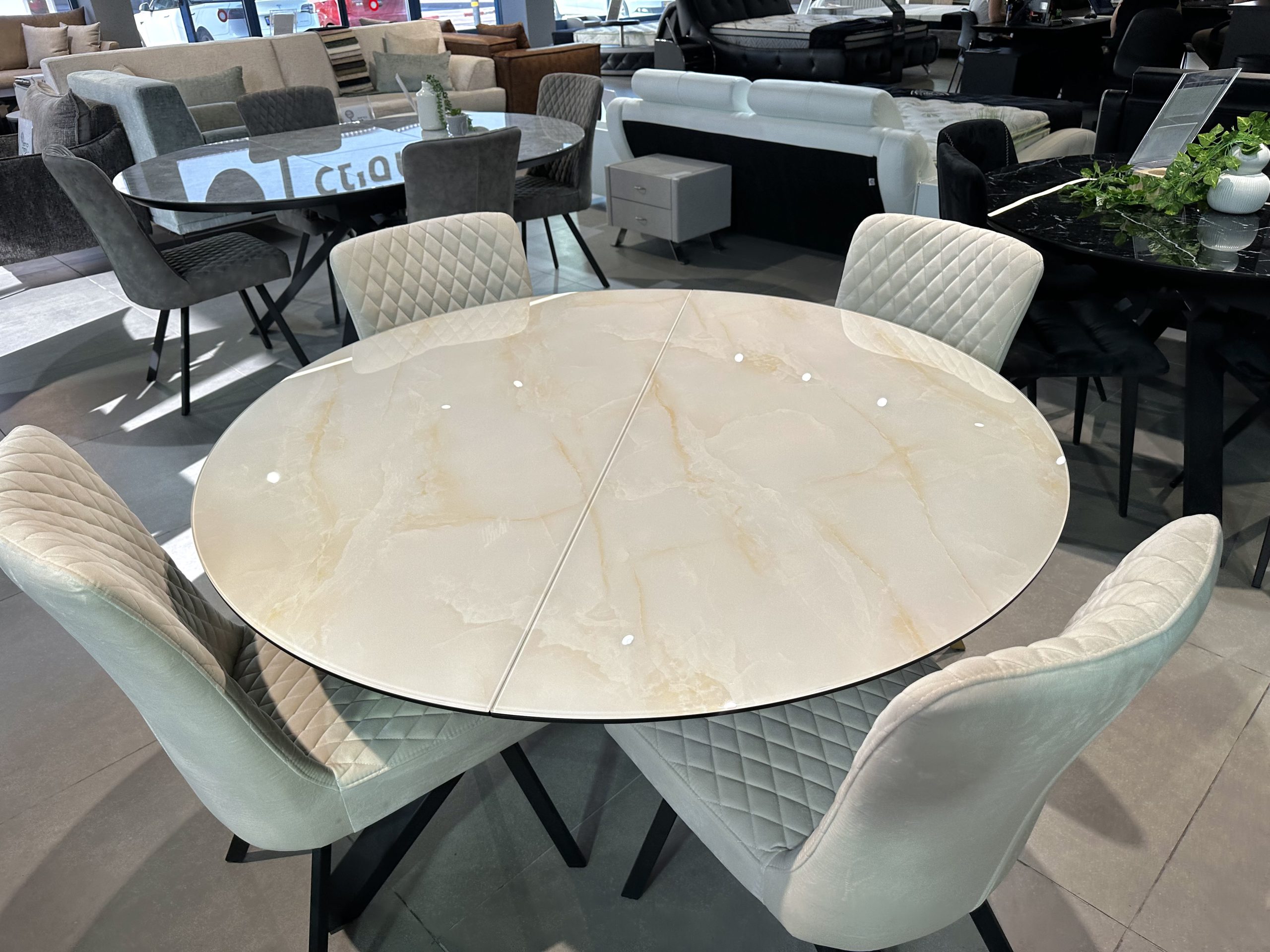Table modèle 'Diamond' crème - Le Mobilier de la Ville