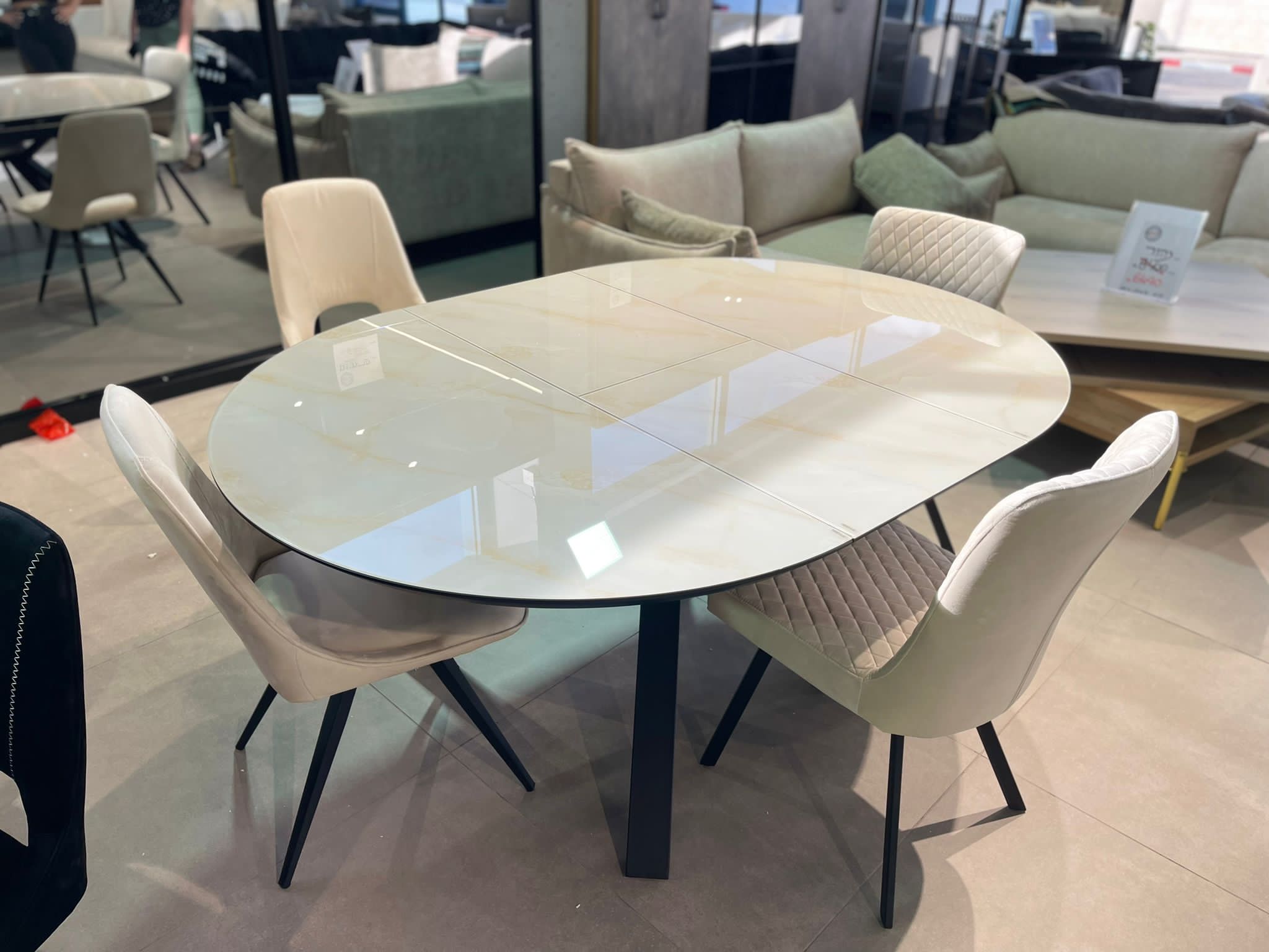 Table modèle 'Diamond' crème - Le Mobilier de la Ville