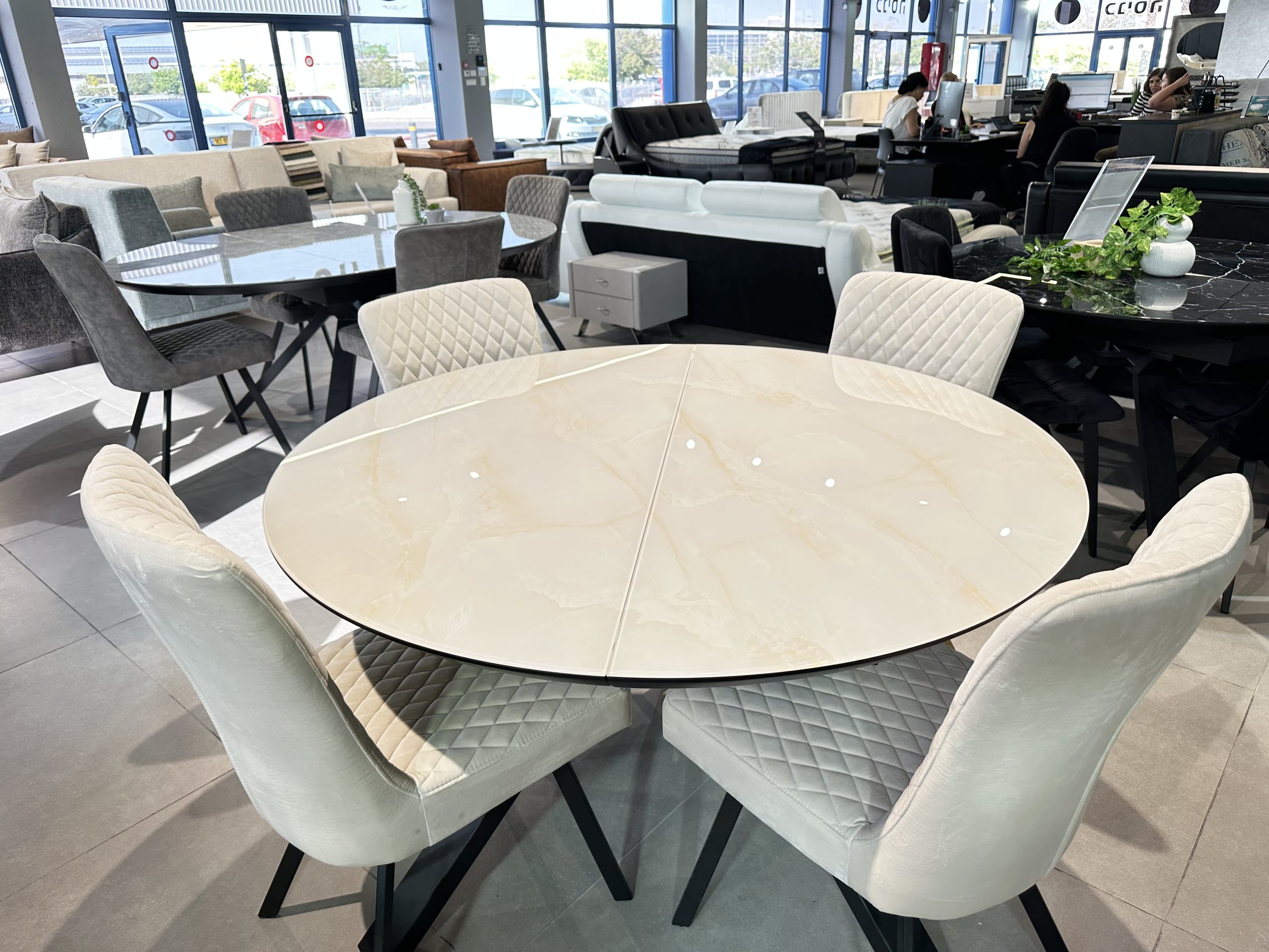 Tavolo modello 'Diamond' color crema - The City Furniture